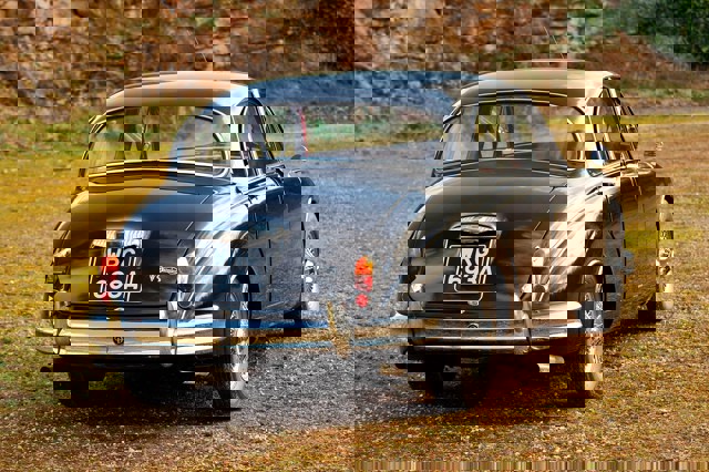 Daimler V8-250 (1962 – 1969) Review | Honest John